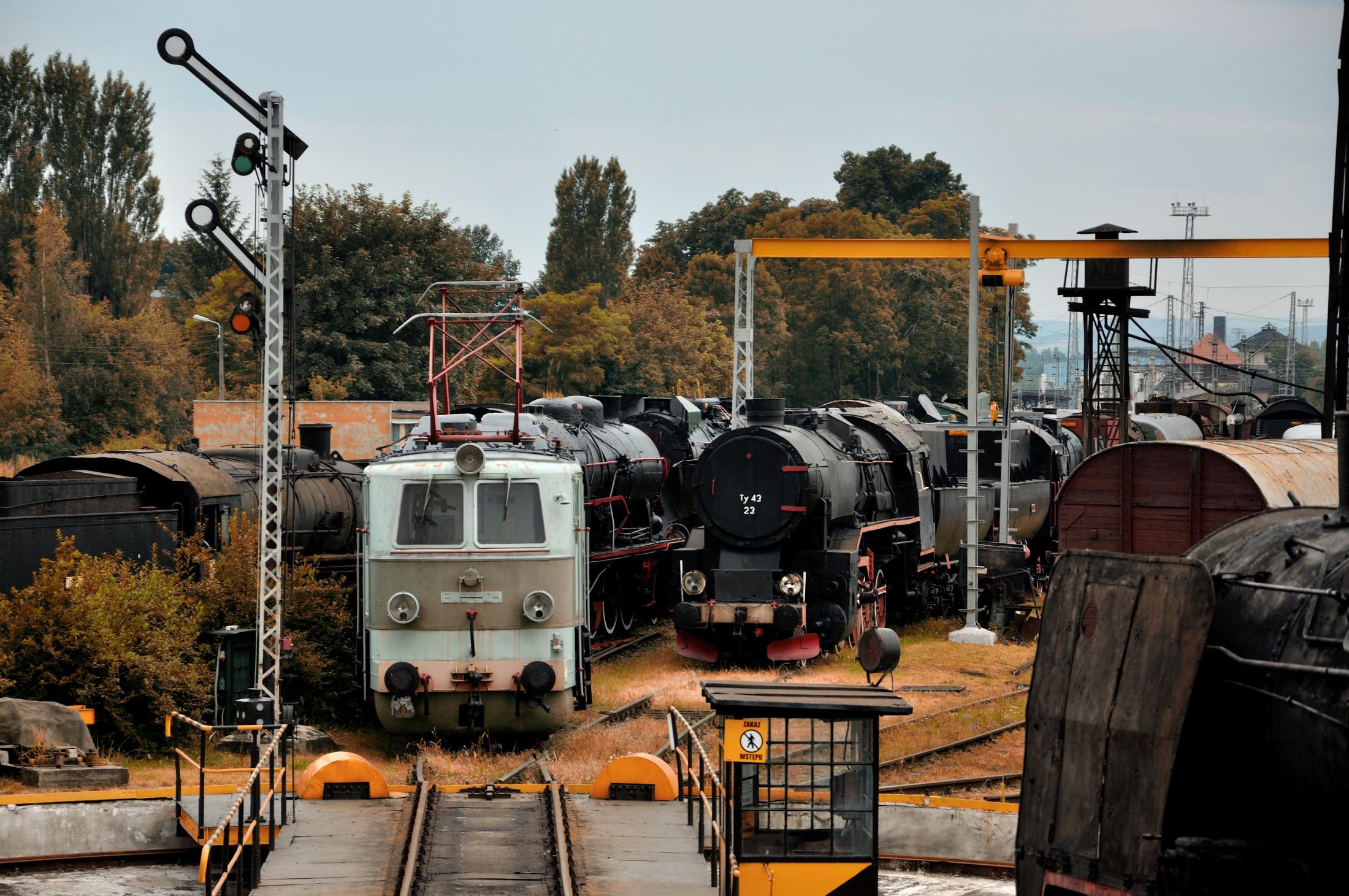 Parowozy, wiszący most i urocze zamczysko - Biuro Turystyczne Zielona ...